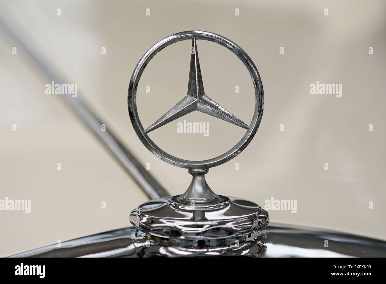 Mercedes star logo hi-res stock photography and images - Alamy
