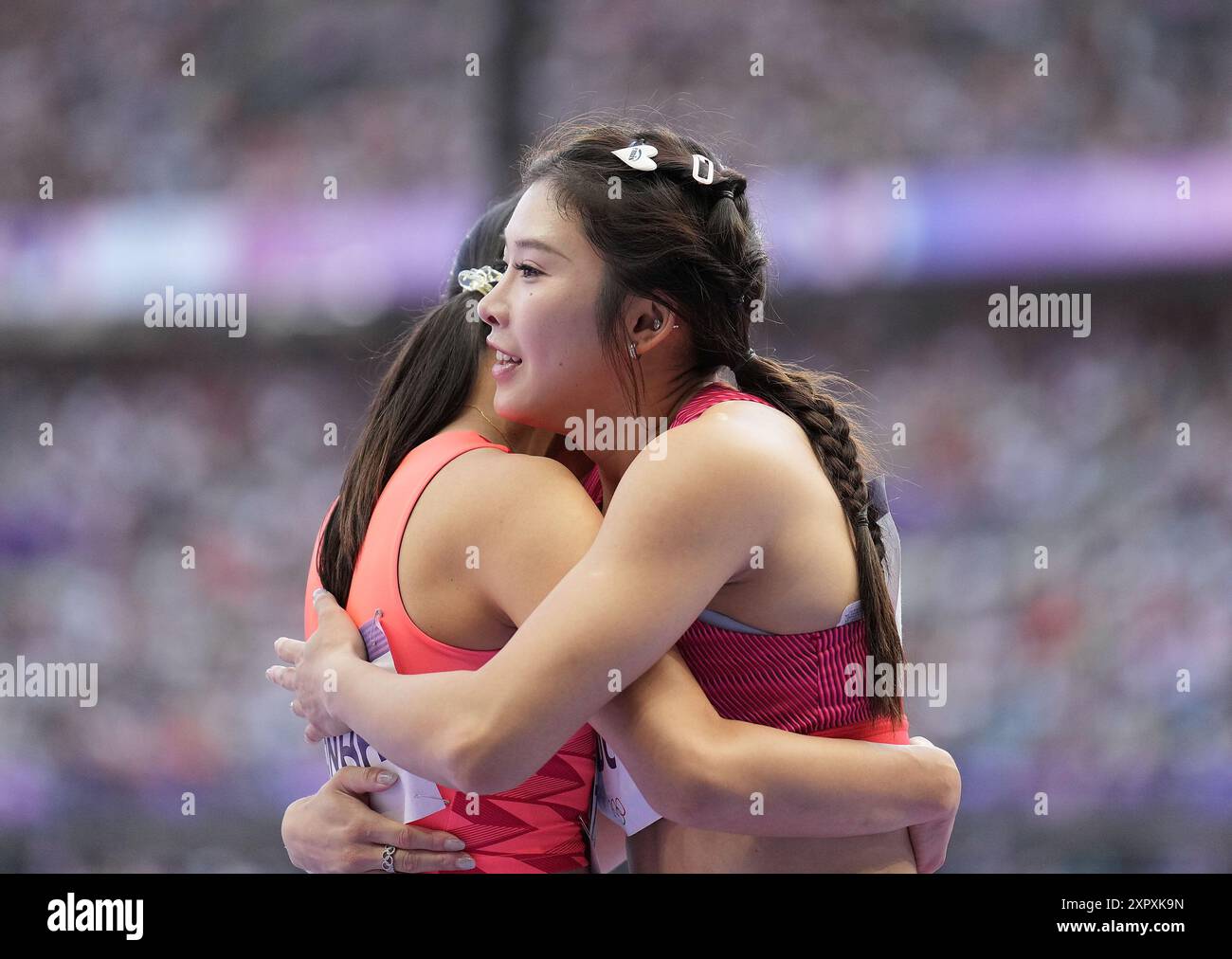 Paris, France. 8th Aug, 2024. Wu Yanni (R) of China reacts after the ...