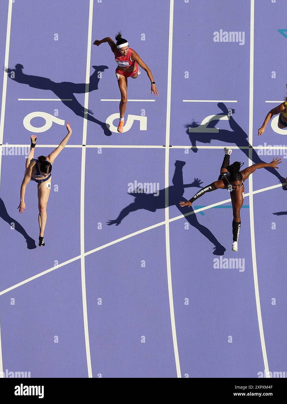 Paris, France. 8th Aug, 2024. Lin Yuwei (C) of China competes during ...