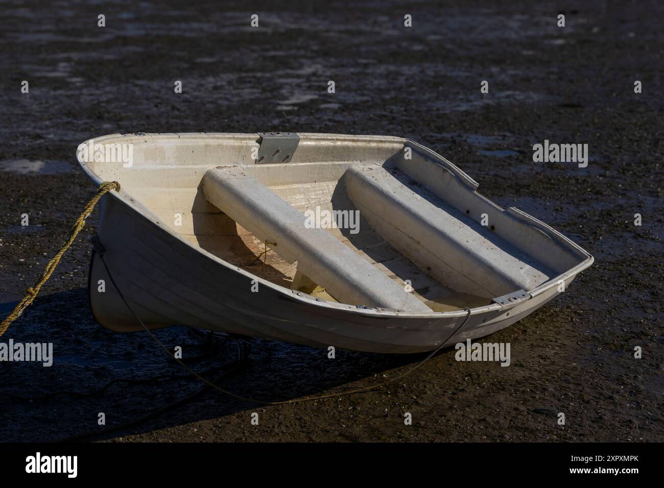 Stranded rowing boat hi-res stock photography and images - Alamy