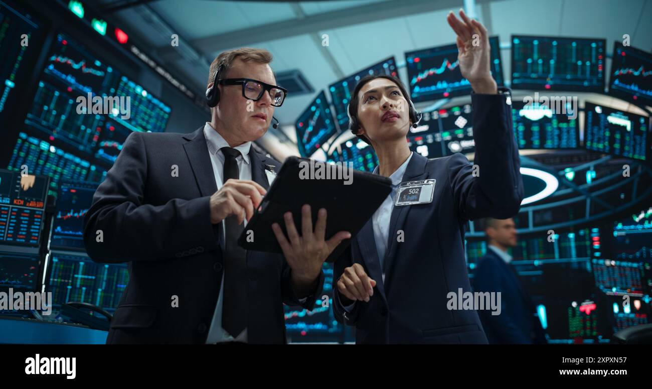 Investor computer hi-res stock photography and images - Alamy