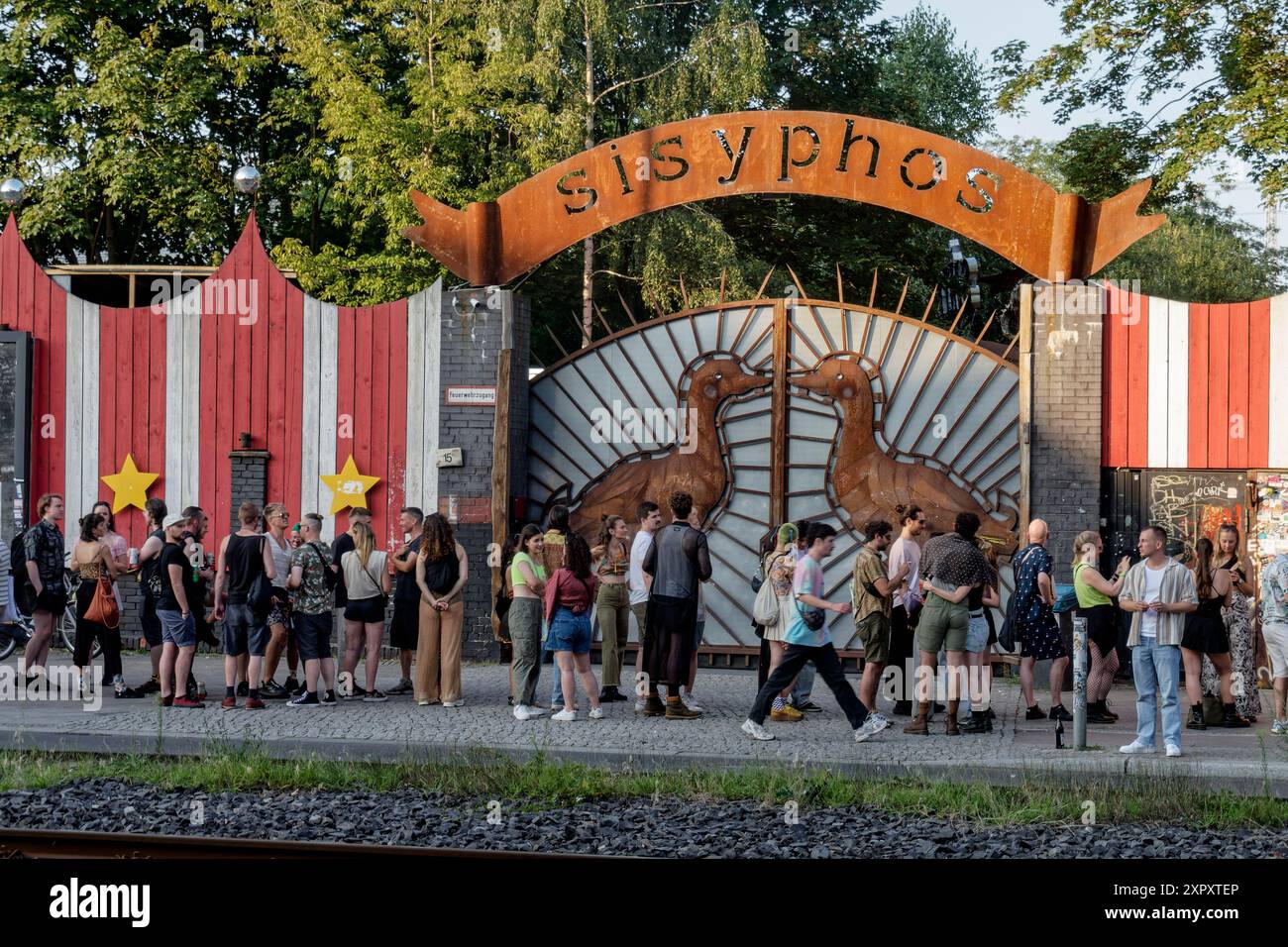 Schlange vor dem Techno-Club Sisyphos in Berlin-Rummelsburg Stock Photo ...