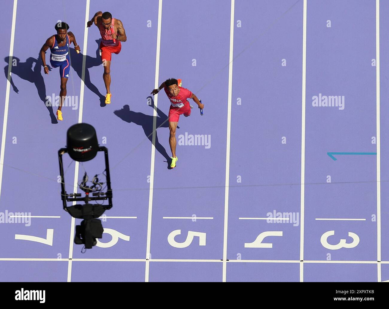 Paris, France. 8th Aug, 2024. Chen Jiapeng (R) of team China competes ...