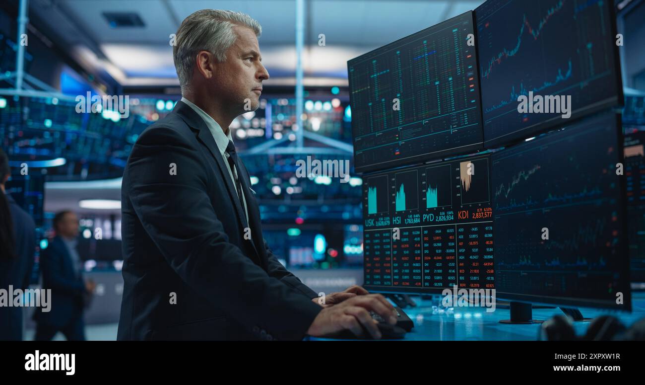 Real time investment portfolio hi-res stock photography and images - Alamy