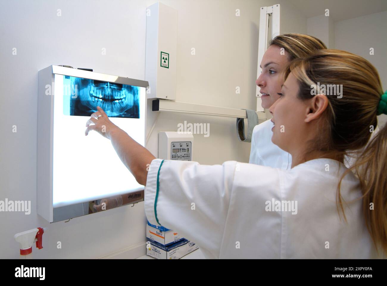 Dentist and hygienist looking to a x-ray plate Stock Photo - Alamy
