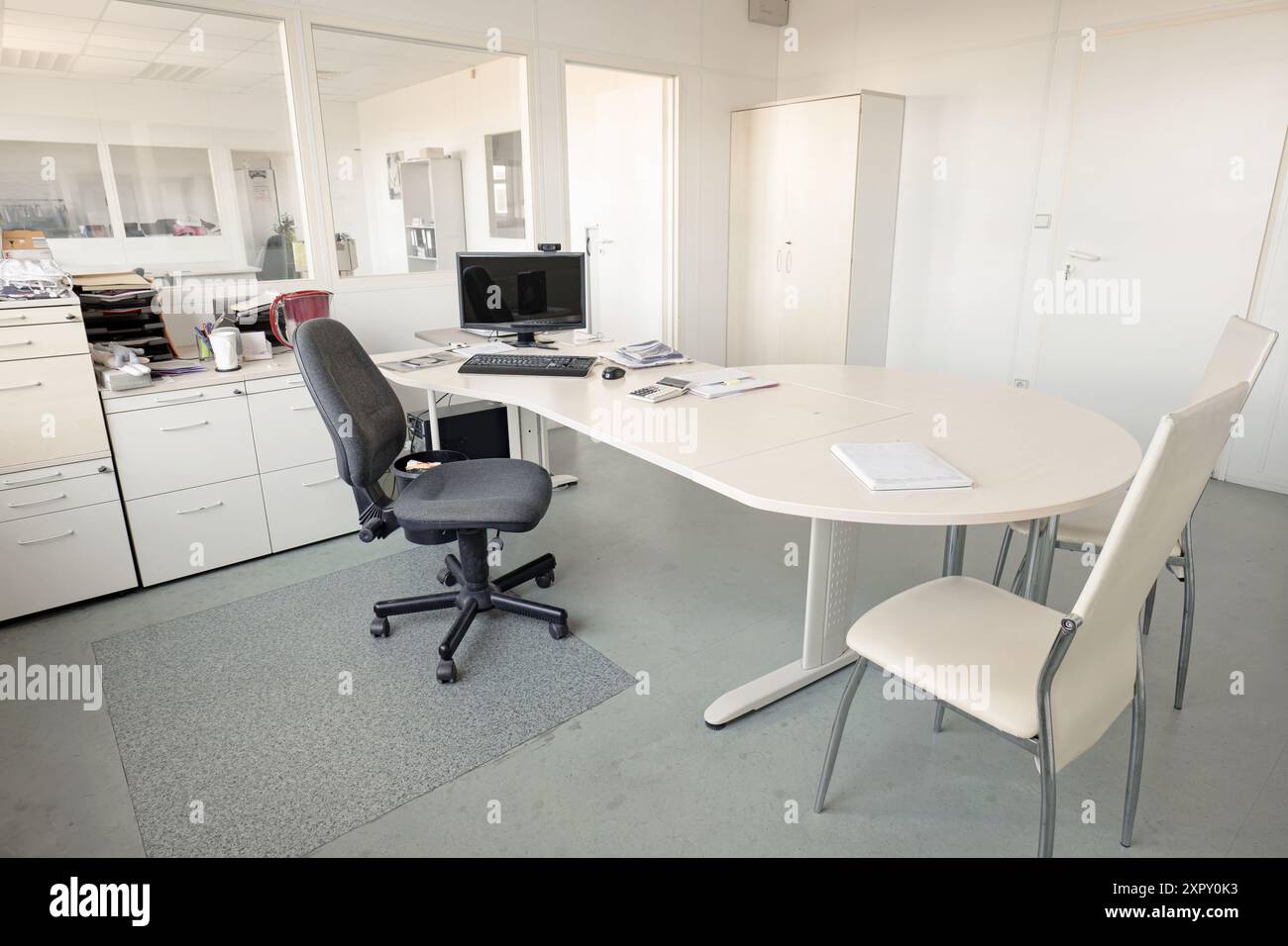 Disorganized office hi-res stock photography and images - Alamy