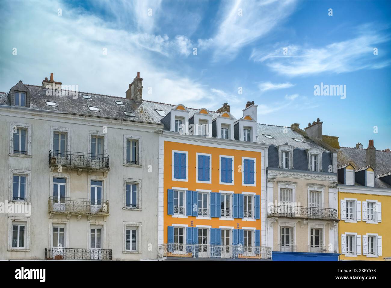 The beautiful buildings of the ile saint-louis and quai de Bethune in ...