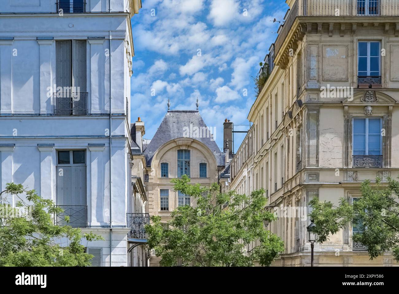 The beautiful buildings of the ile saint-louis and quai de Bethune in ...