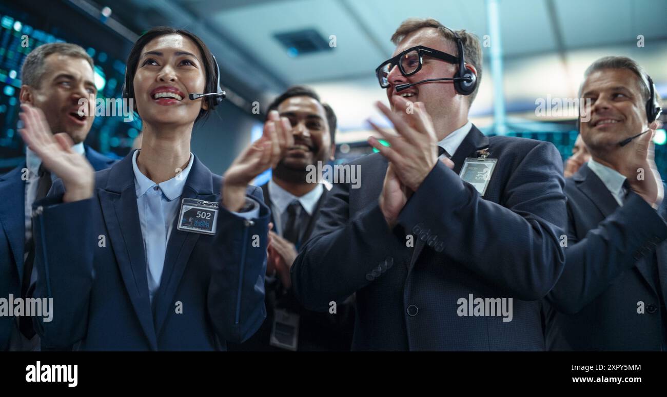 Stock market traders shouting hi-res stock photography and images - Alamy