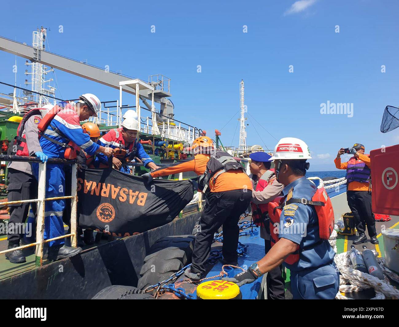 (240808) -- BALI, Aug. 8, 2024 (Xinhua) -- Rescuers transfer bodies of ...
