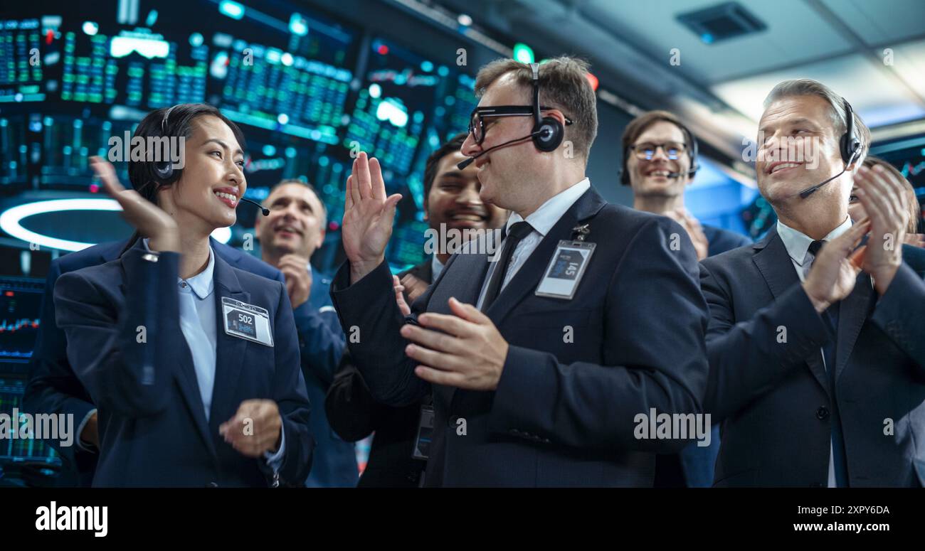 Stock market traders shouting hi-res stock photography and images - Alamy