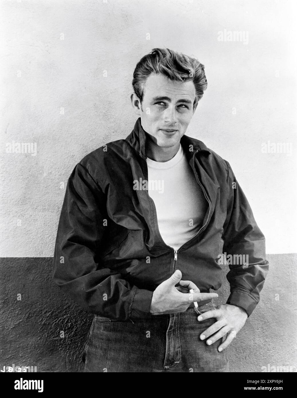 Teens smoking 1950s hi-res stock photography and images - Alamy