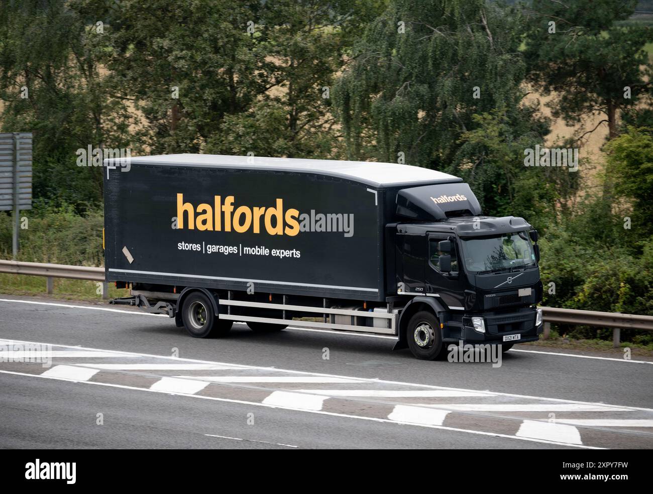 Halfords lorry, M40 motorway, Warwickshire, UK Stock Photo - Alamy