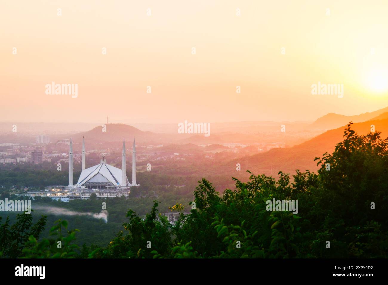 Islamabad, Pakistan - 12th september, 2023: sunset by The Faisal Mosque ...