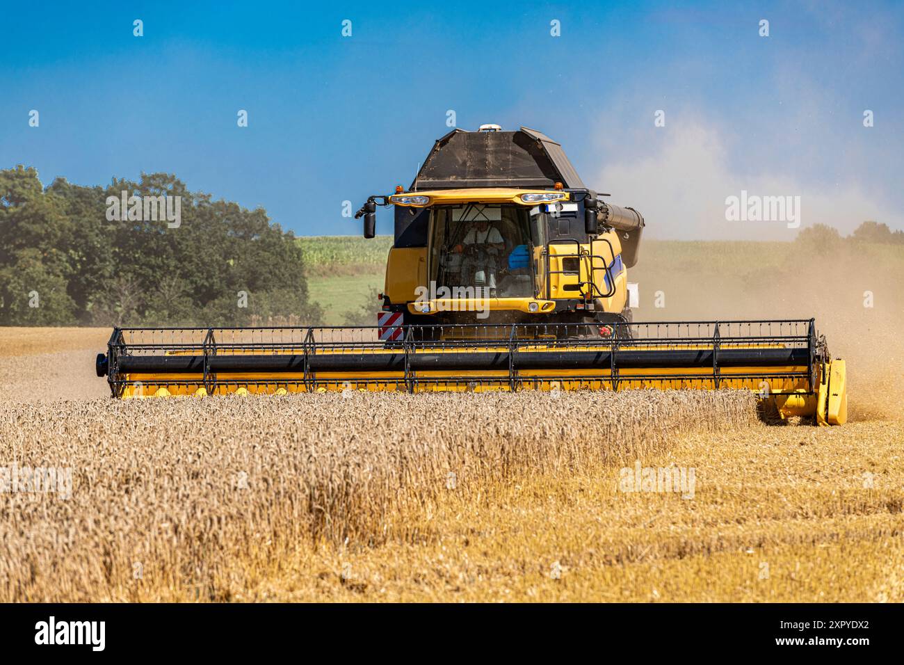 Combine discharging grain hi-res stock photography and images - Alamy