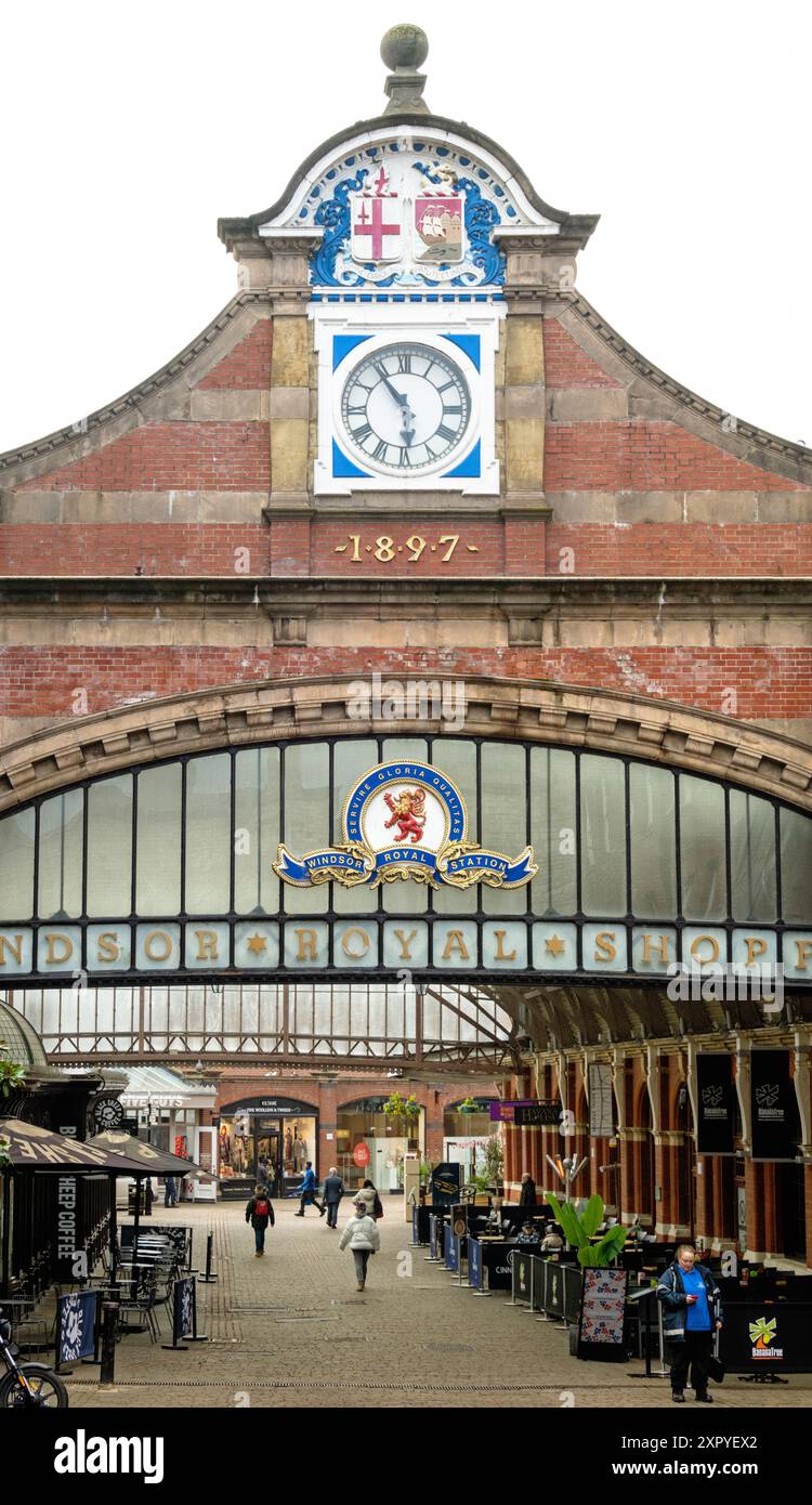 The main entrance to the Windsor & Eton Central railway station ...