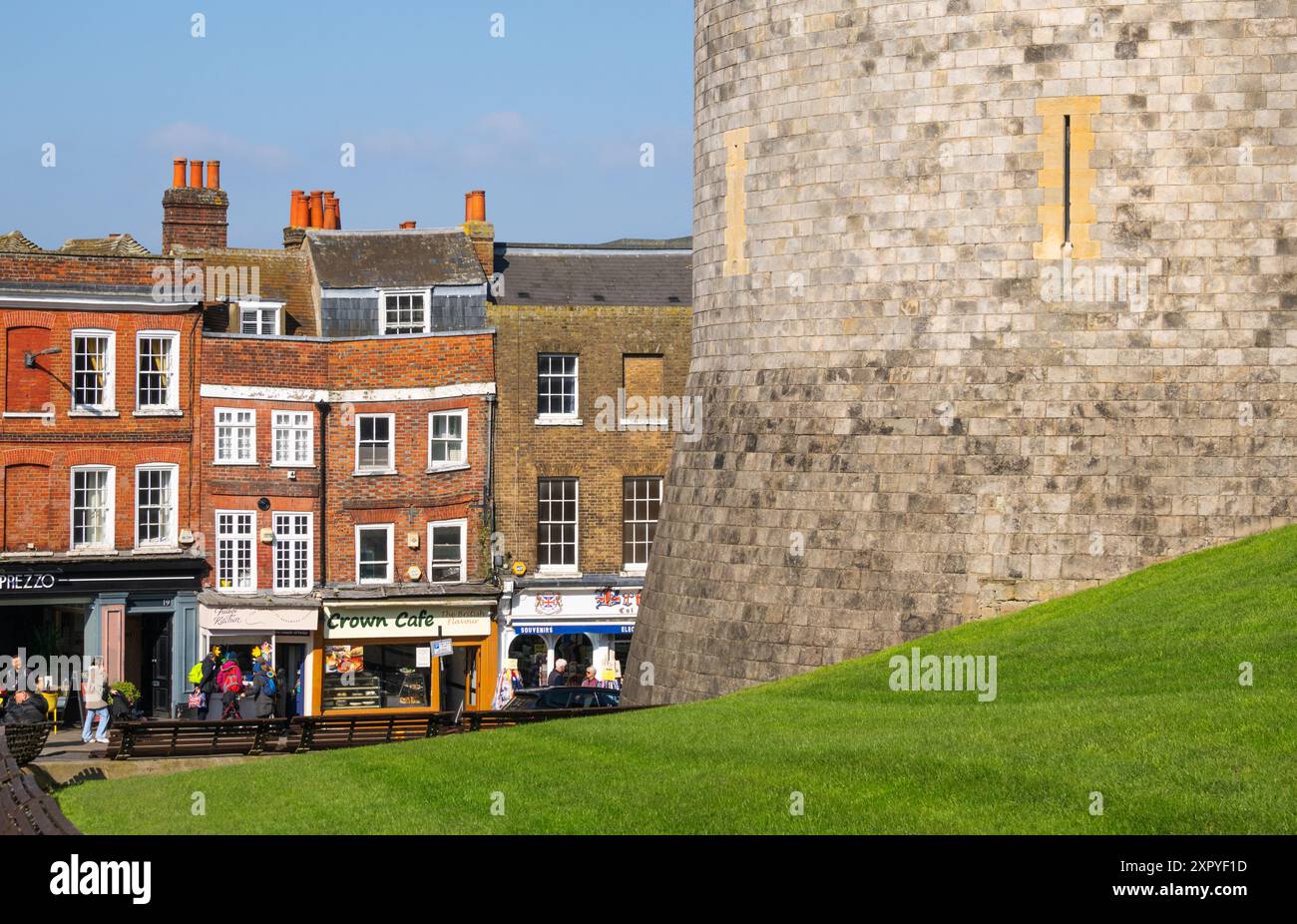 Windsor high street castle hi-res stock photography and images - Alamy