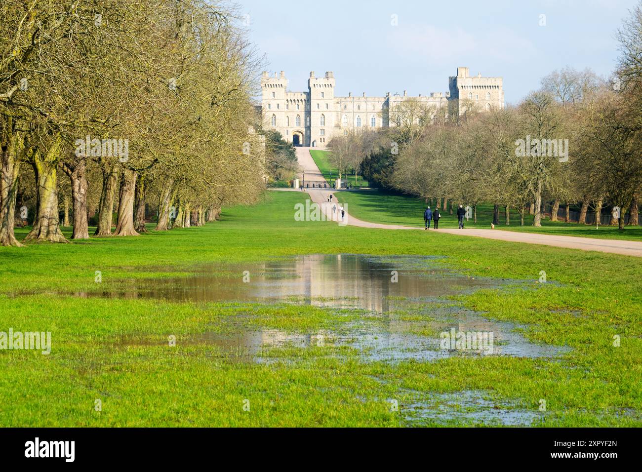 View along The Long Walk towards Windsor Castle and George IV Gateway ...