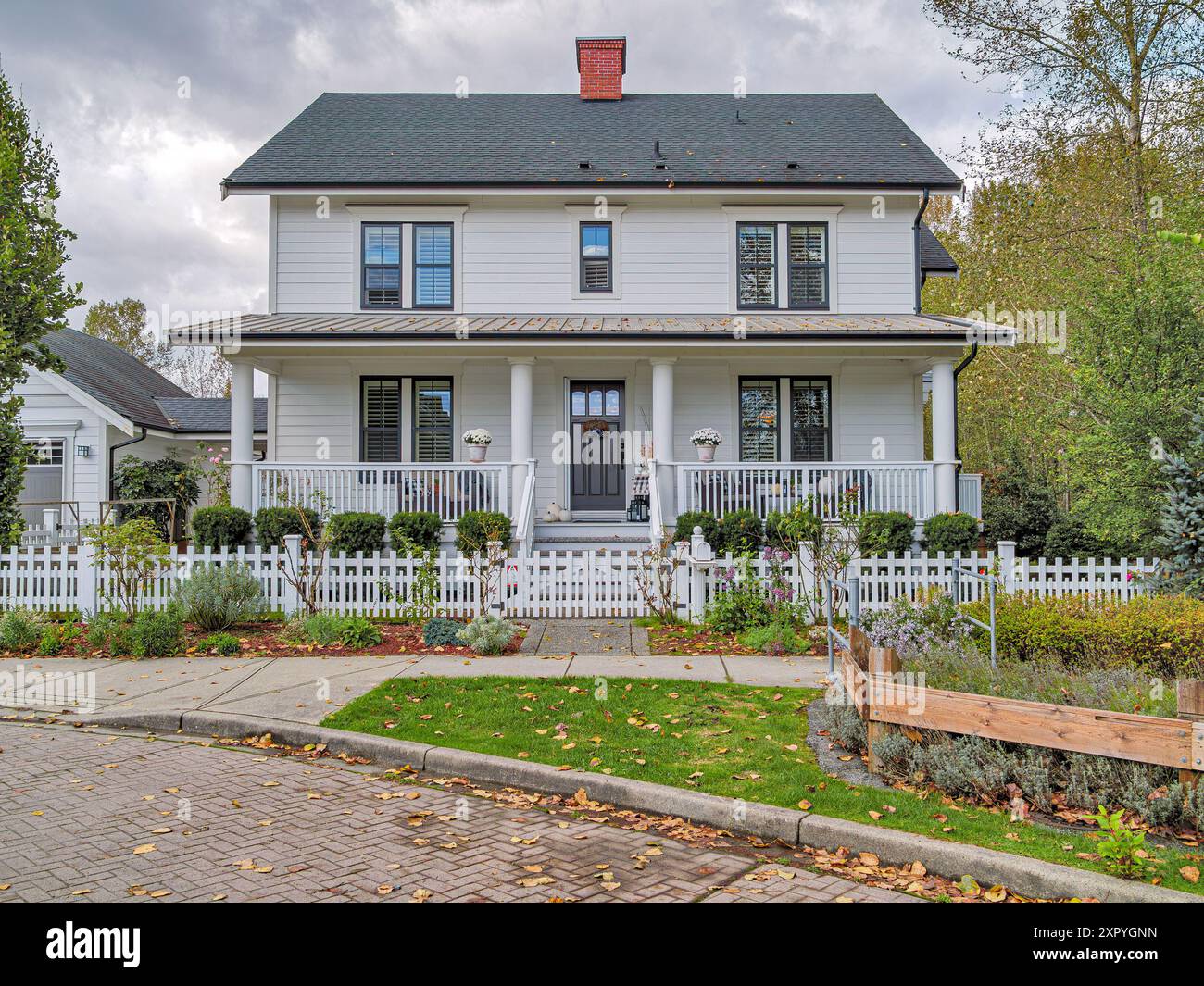 A perfect neighbourhood. Luxury family house in old colonial style ...