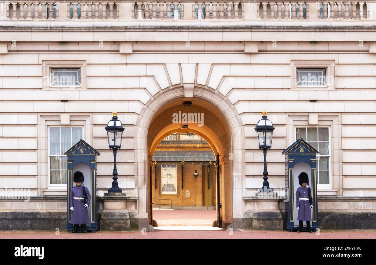 Sentries at Buckingham Palace, London, England Stock Photo - Alamy