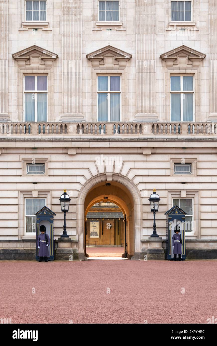 Sentries at Buckingham Palace, London, England Stock Photo - Alamy