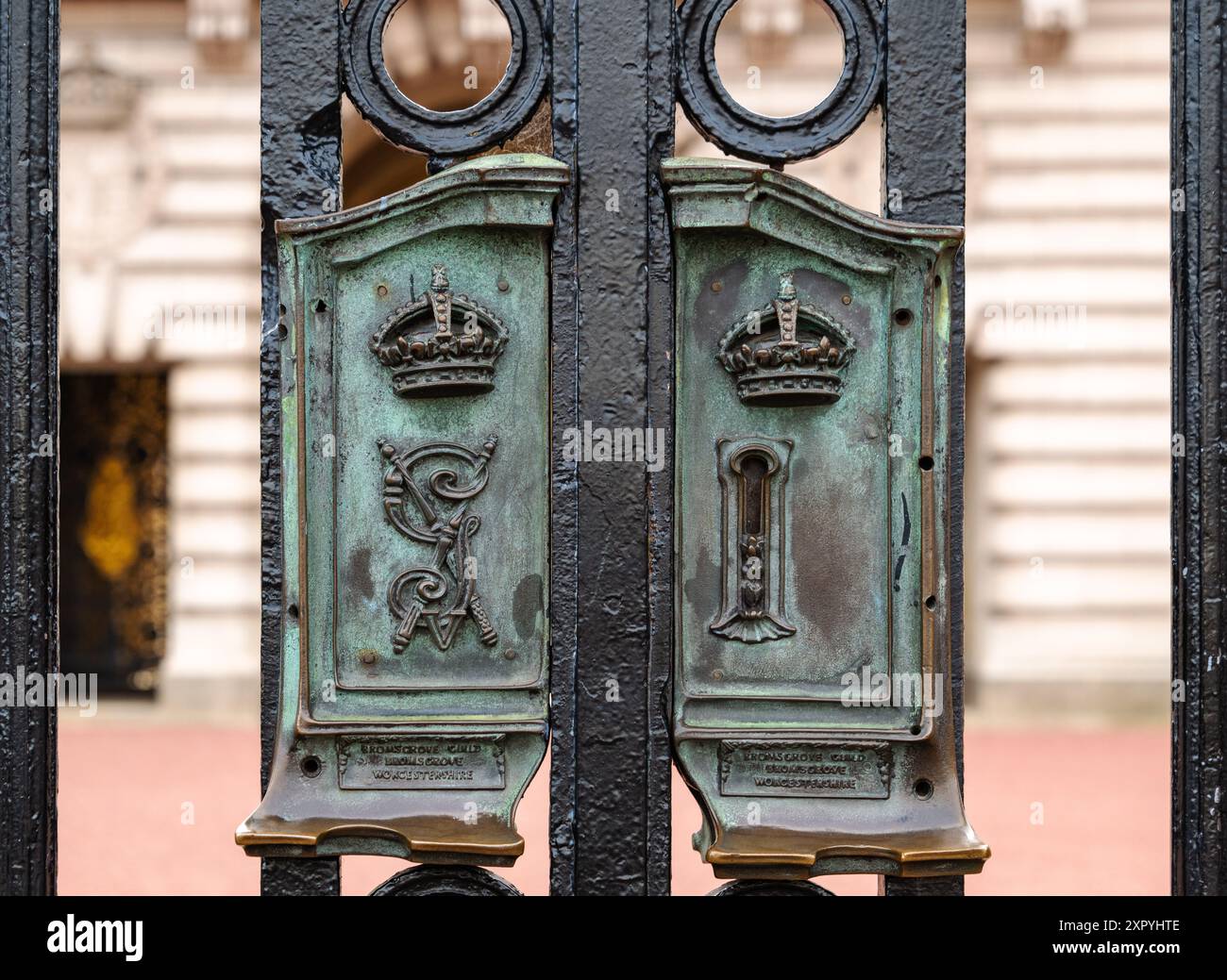 Buckingham palace exterior gates hi-res stock photography and images ...