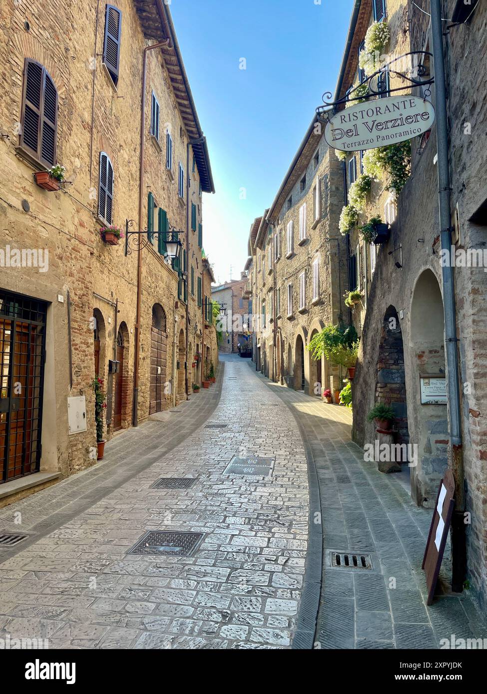 Daytime street view hi-res stock photography and images - Alamy