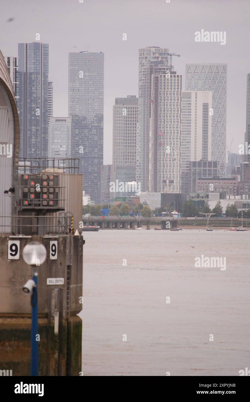 Riverside south canary wharf hi-res stock photography and images - Alamy