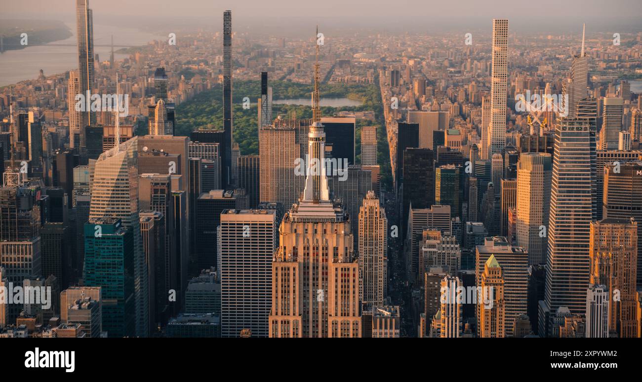 Establishing shot empire state building hi-res stock photography and ...