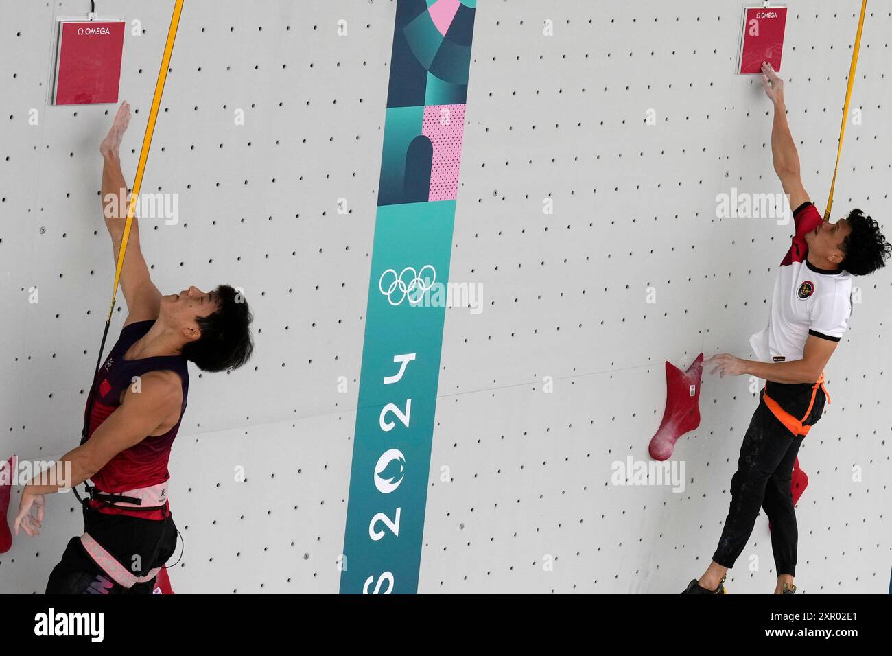 Wu Peng of China, left, and Veddriq Leonardo of Indonesia compete in ...