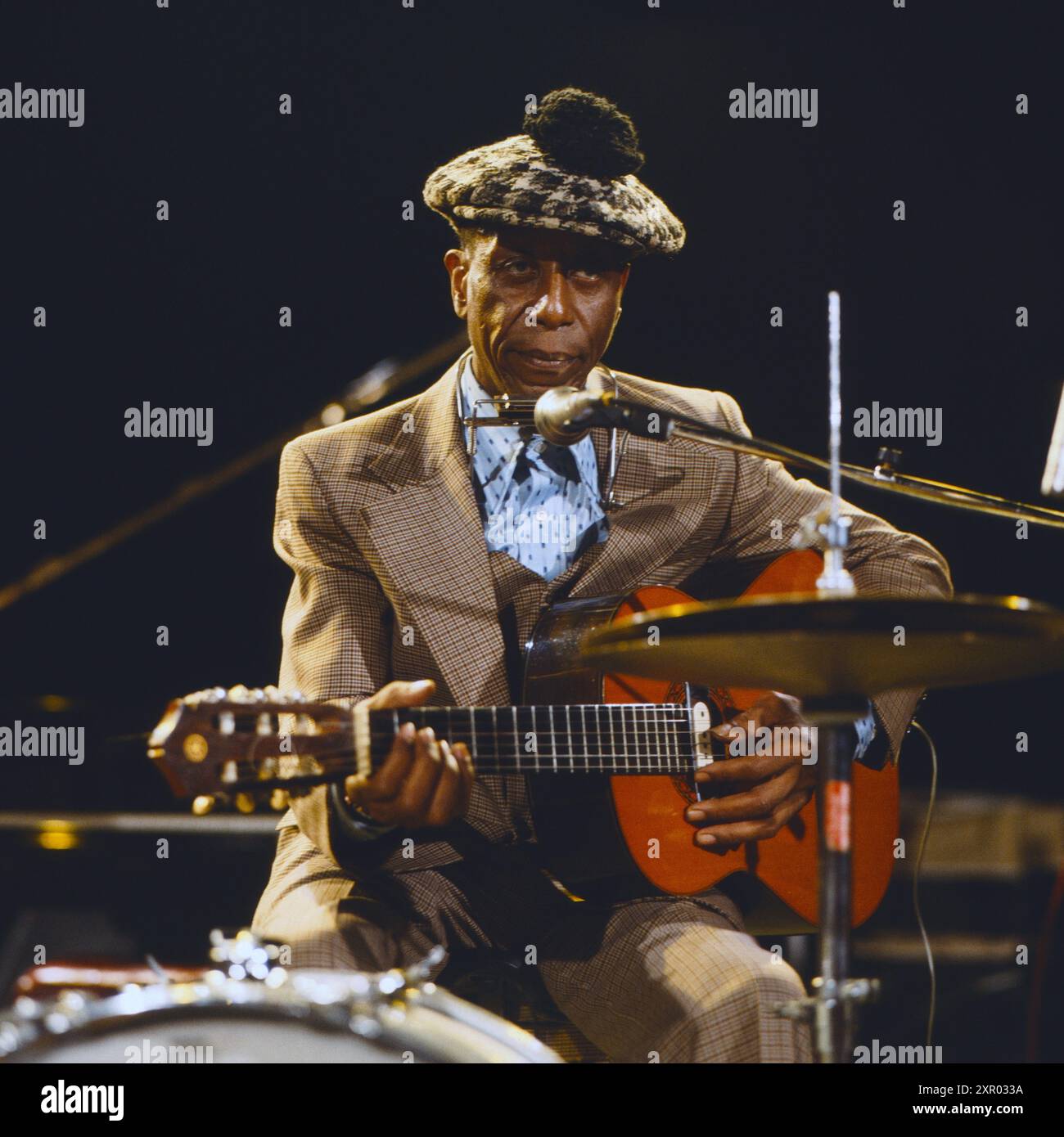 Bass one man band hi-res stock photography and images - Alamy