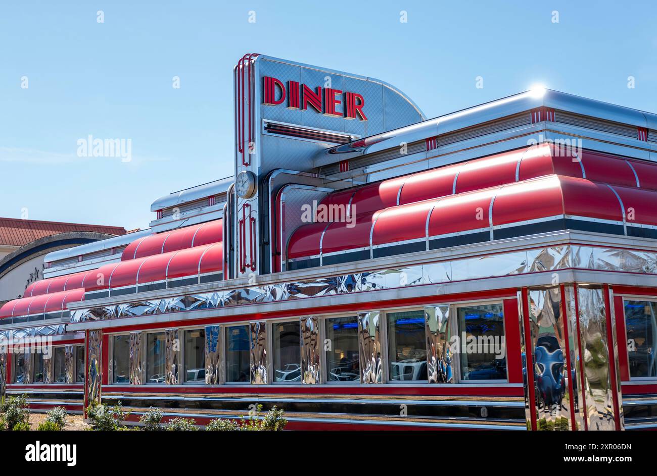 PIGEON FORGE, TN - 12 MAR 2024: The Sunliner Diner, a 1950s themed ...