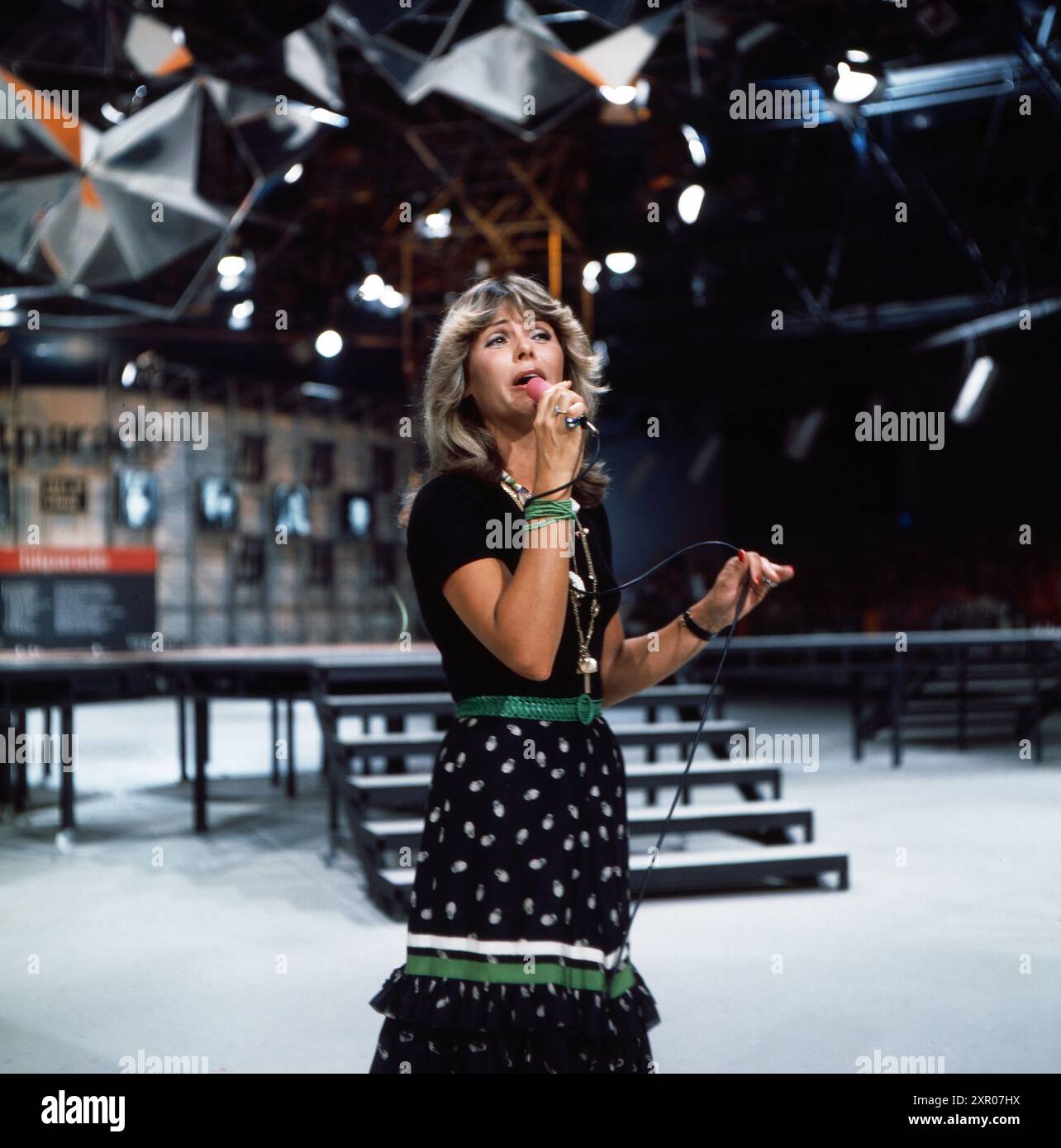 Hitparade, ZDF Musiksendung, 1975, Schlagersängerin Lena Valaitis Stock ...