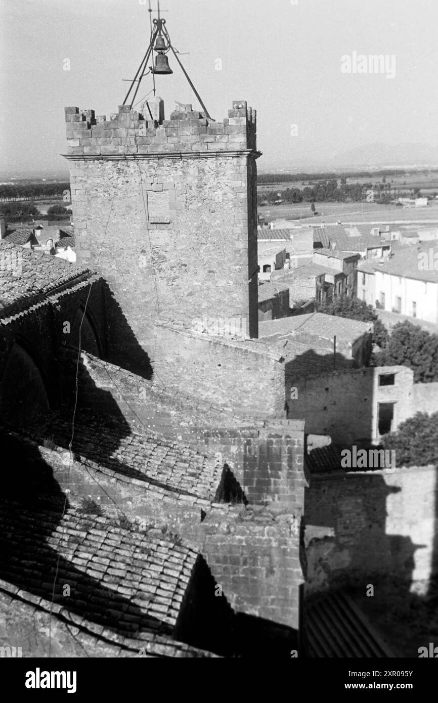 Der Glockenturm mit zwei Glocken der Basilika Sankt Marien in Castelló ...