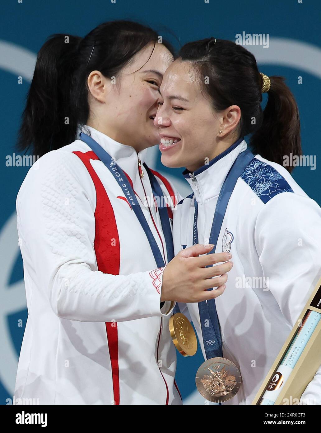 Paris, France. 8th Aug, 2024. Gold medalist Luo Shifang (L) of China ...