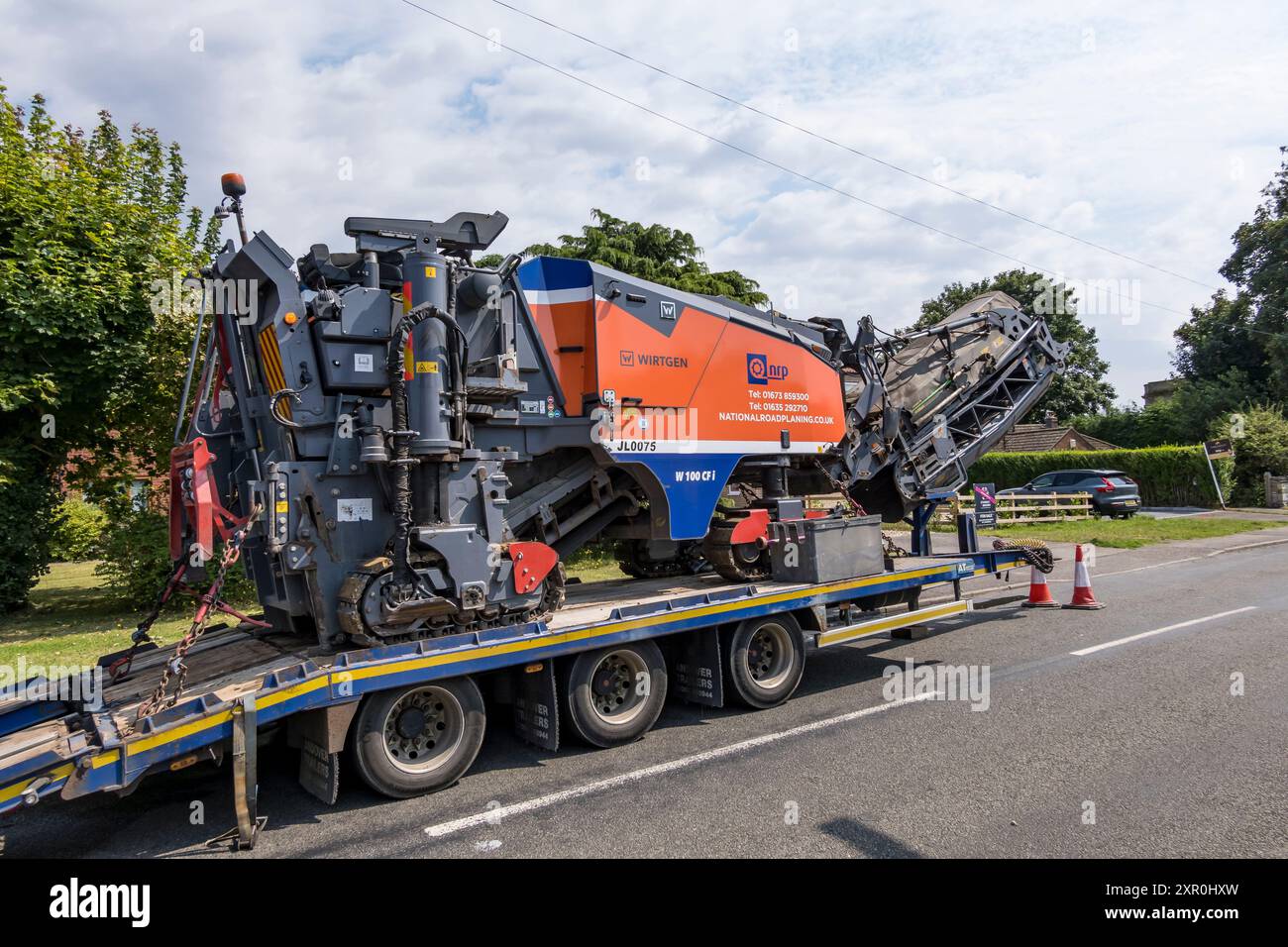 Wirtgen w 100 cfi road planer on low loader hi-res stock photography ...