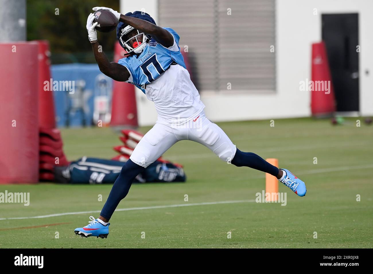 Tennessee Titans wide receiver Calvin Ridley (0) catches a pass during ...
