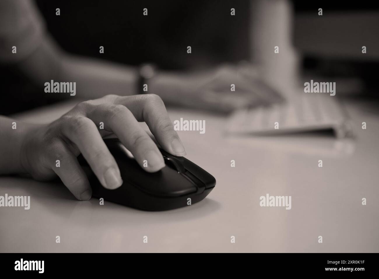 Hand gripping computer mouse hi-res stock photography and images - Alamy
