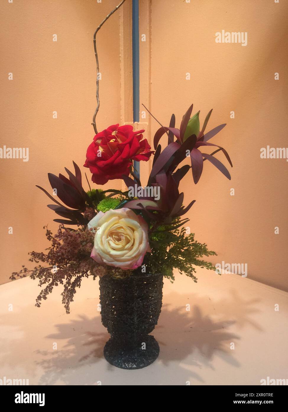 Hybrid tea roses - Award-winning flower arrangements Stock Photo - Alamy