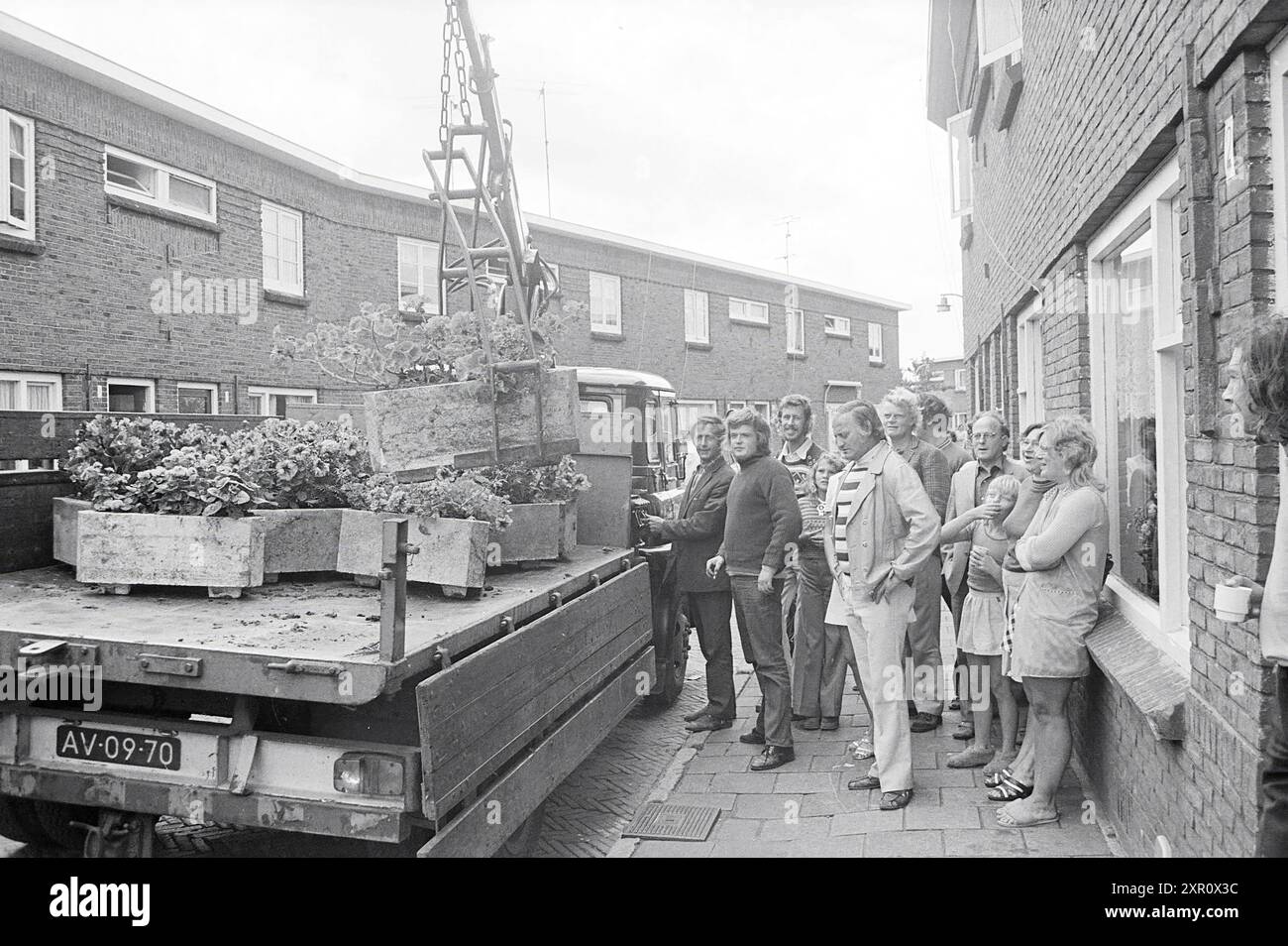 Placing flower boxes in Thorbeckebuurt, Flowers and flower girls, 19-07 ...