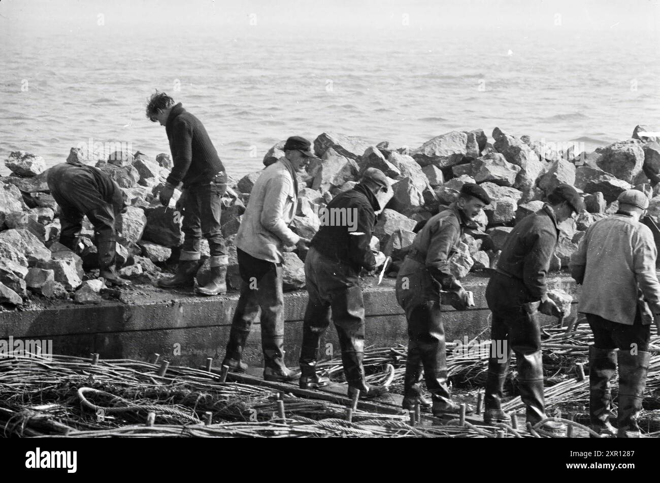 Sinking pieces hi-res stock photography and images - Alamy