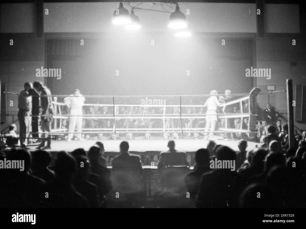 Amateur boxing match in boxing ring, 00-00-1963, Whizgle Dutch News ...