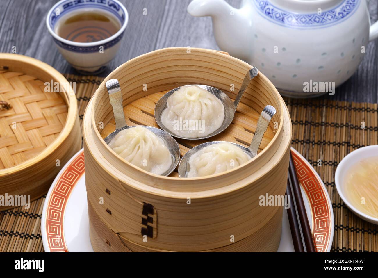 xiaolongbao (soup dumplings), Chinese dim sum food Stock Photo - Alamy
