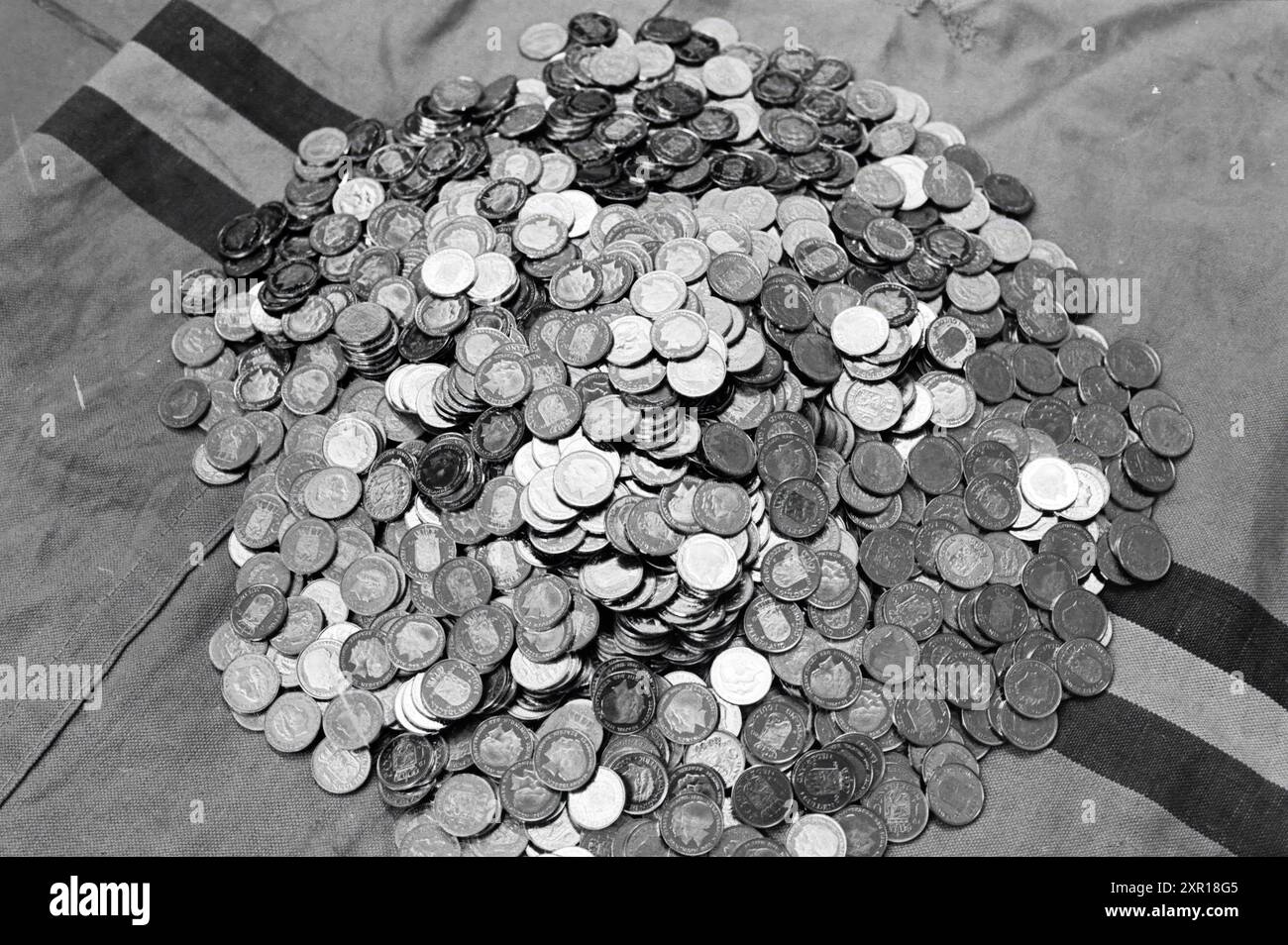 Stack of guilders, money, 14-09-1980, Whizgle Dutch News: Historic ...