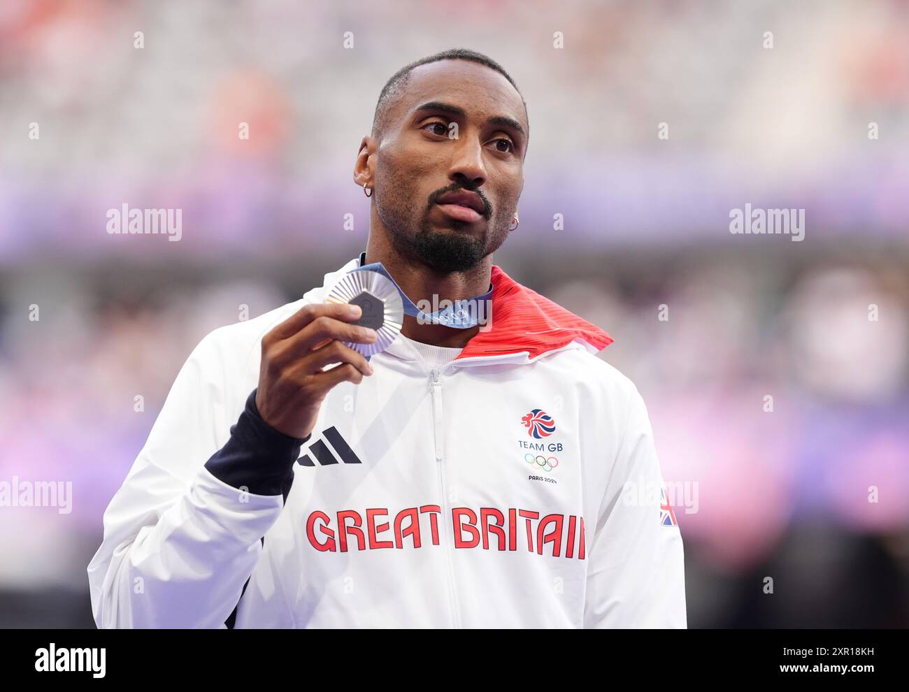 Great Britain's Matthew Hudson-Smith with the silver medal for the Men ...