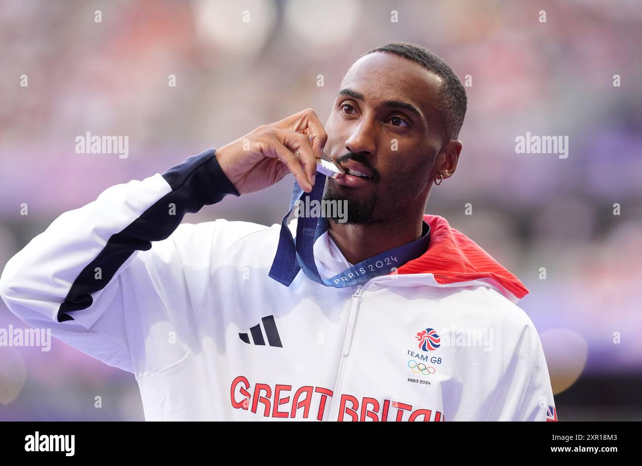 Great Britain's Matthew Hudson-Smith with the silver medal for the Men ...