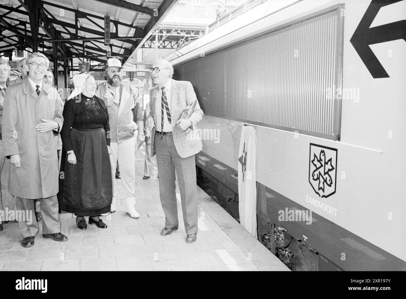 Revealing loc hi-res stock photography and images - Alamy