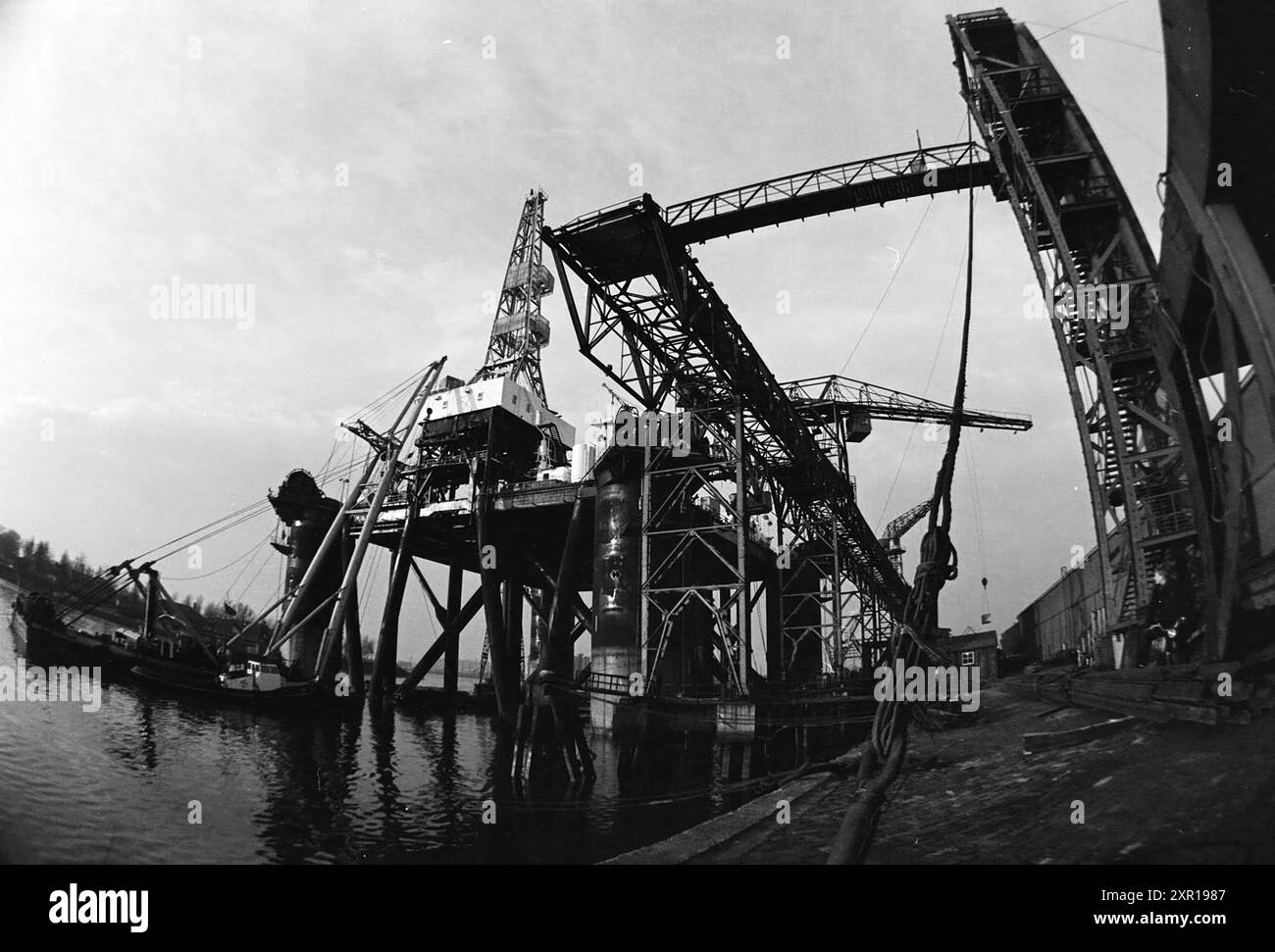 Drilling rig Rotterdam with Utrecht, Ships, Wijsmuller, 09-12-1967 ...