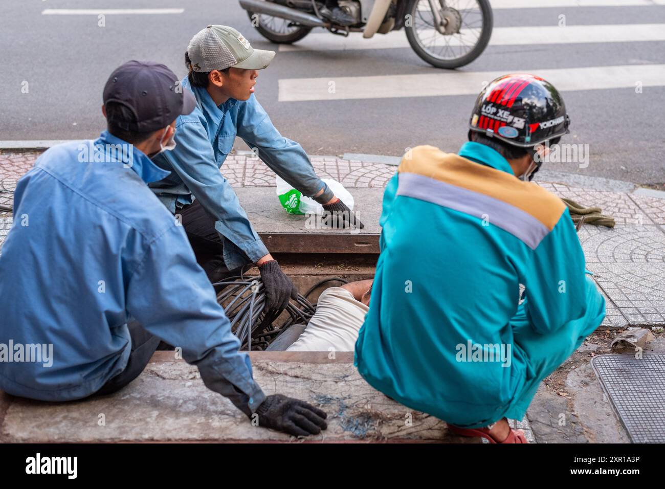 Cablemen hi-res stock photography and images - Alamy