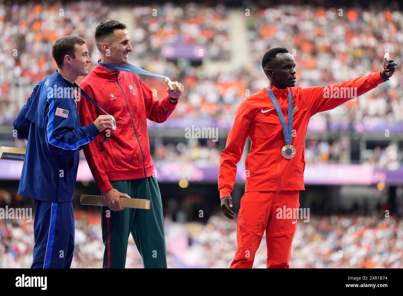 Men's 3000-meter steeplechase gold medalist Soufiane El Bakkali, center ...